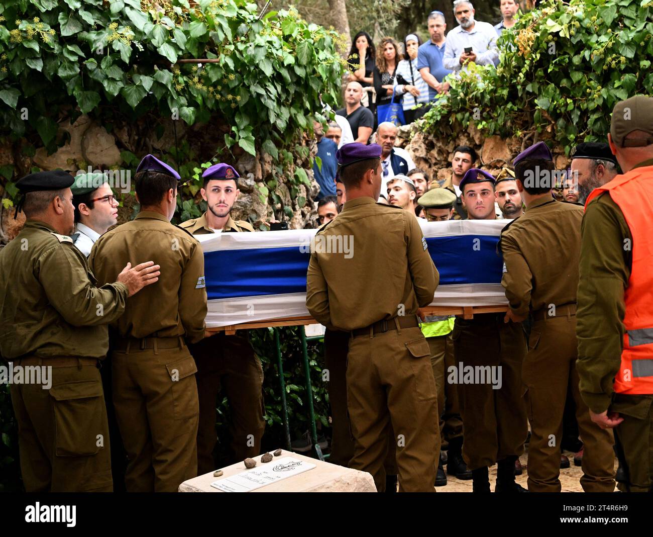Jerusalem, Israel. 01st Nov, 2023. Israeli soldiers carry the flag ...