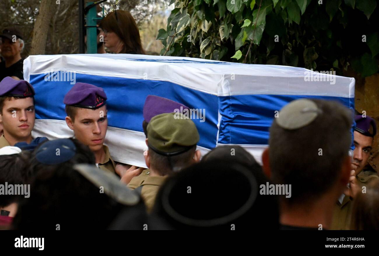 Jerusalem, Israel. 01st Nov, 2023. Israeli soldiers carry the flag ...