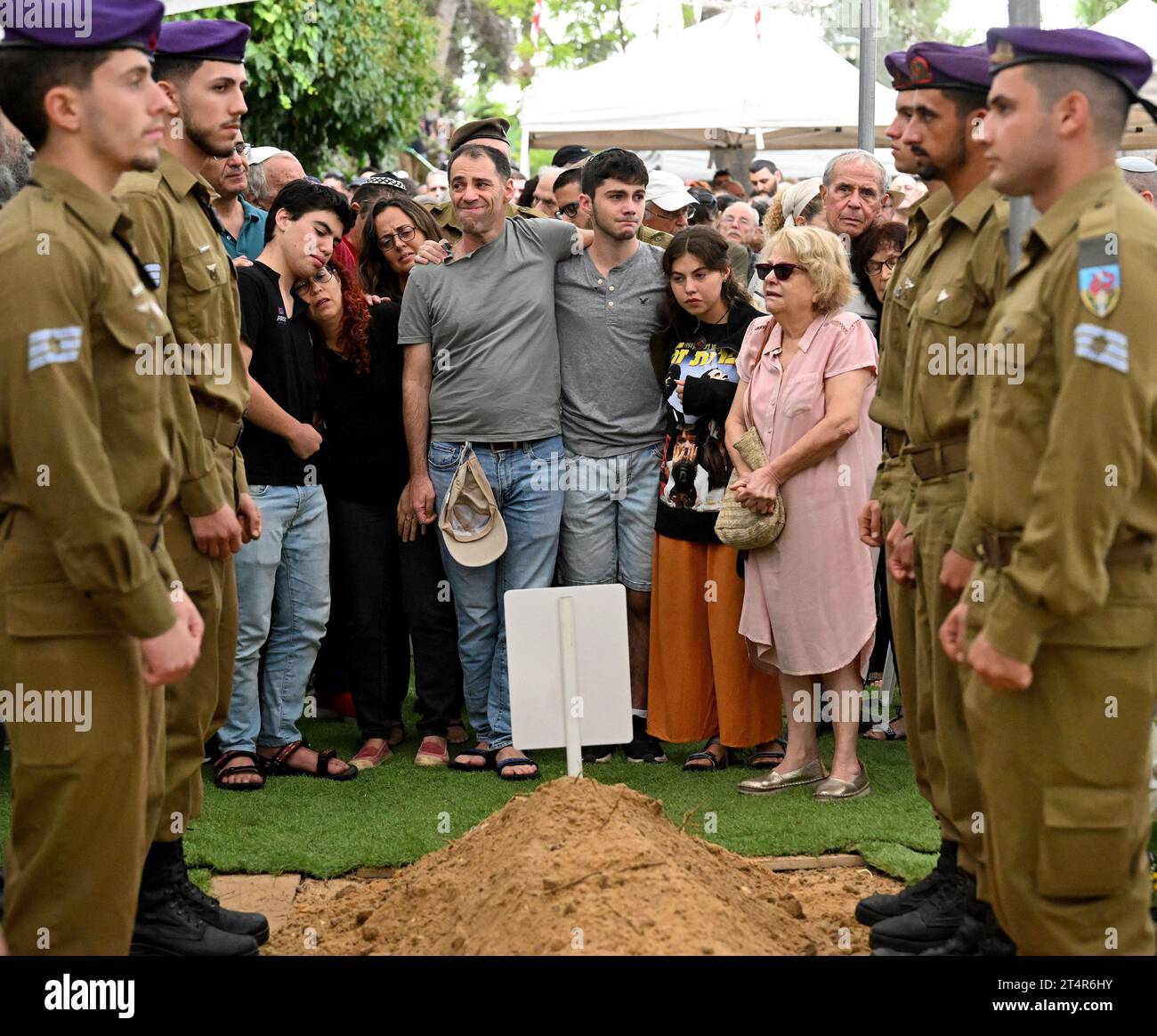 Jerusalem, Israel. 01st Nov, 2023. The family of the late Israeli ...
