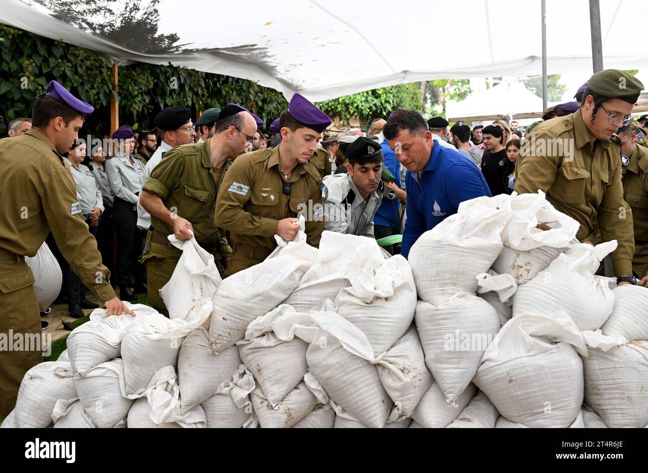 Jerusalem, Israel. 01st Nov, 2023. Soldiers remove bags of dirt to ...