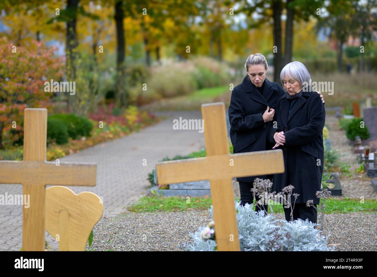 Woman standing grave in cemetery hi-res stock photography and images ...