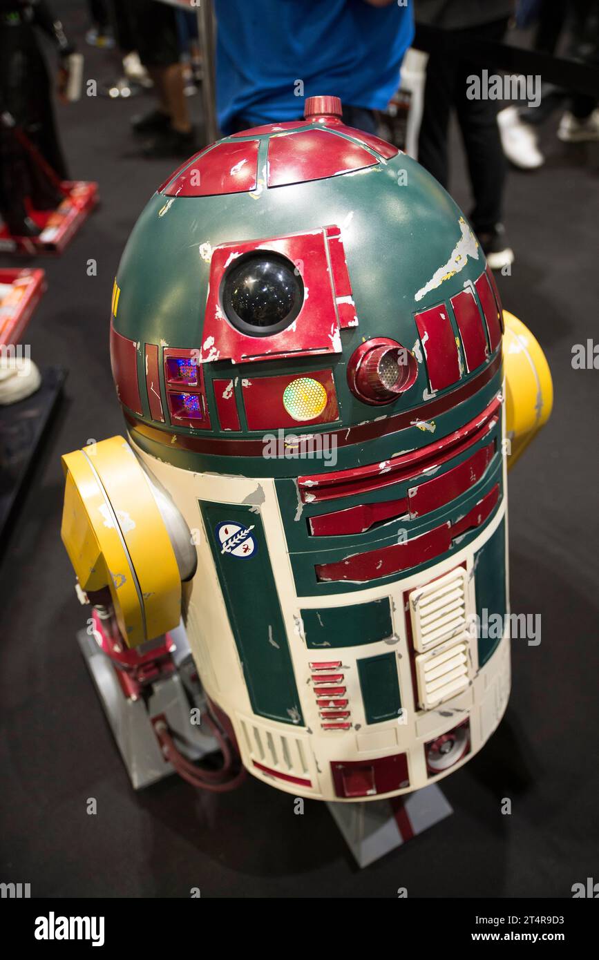 An R2-D2 droid in the colours of Boba Fett Stock Photo - Alamy