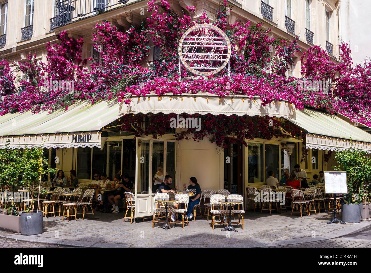 Paris france parisian bistro restaurant hi-res stock photography and ...