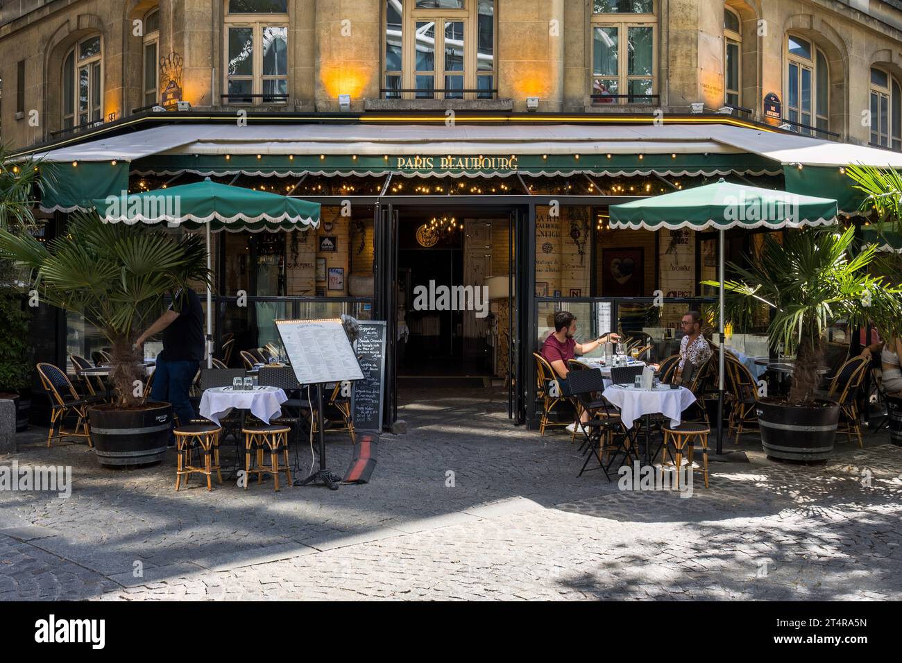 Parisian bistro hi-res stock photography and images - Alamy