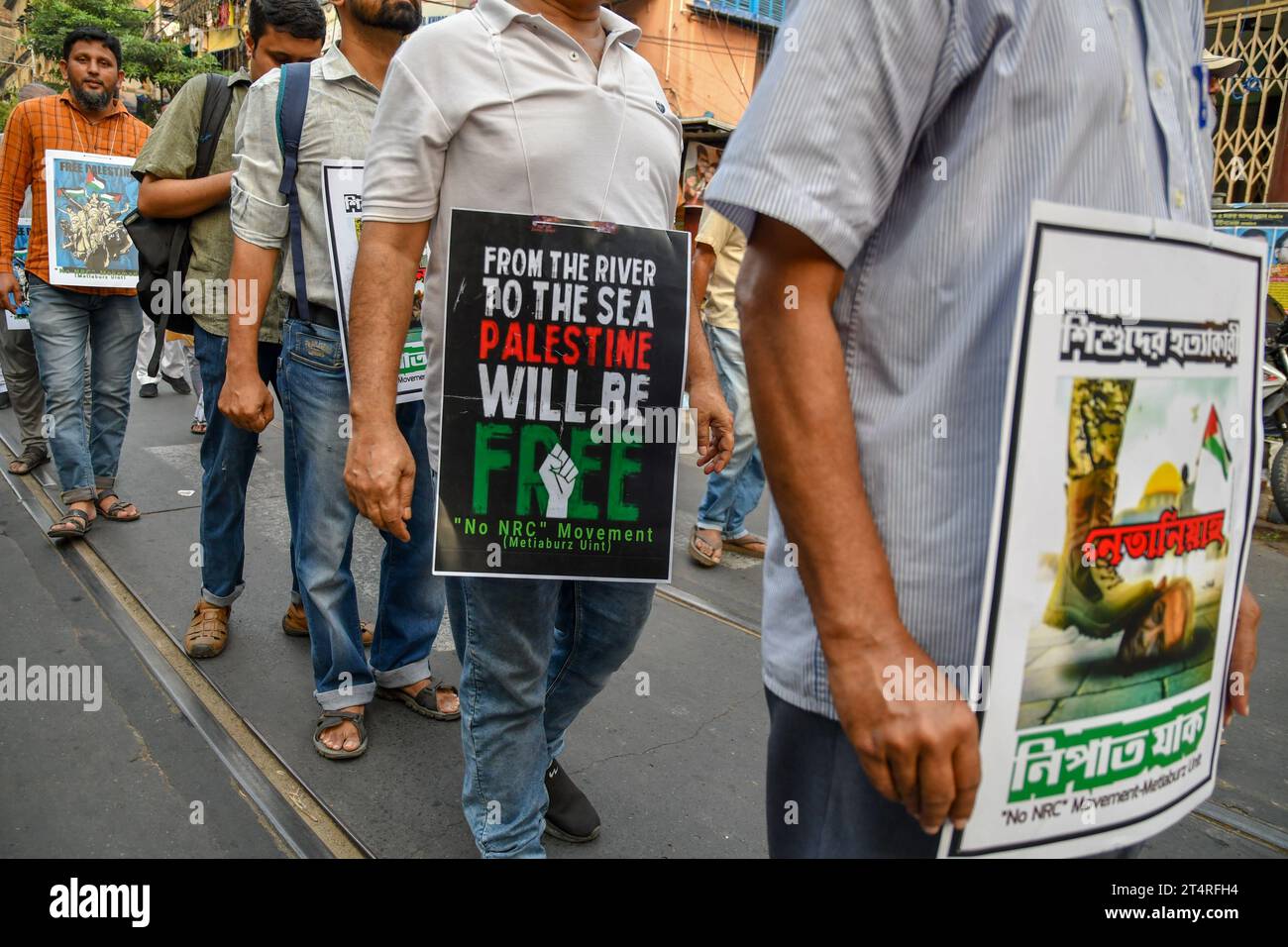 Kolkata, India. 01st Nov, 2023. Activists holding placards participate ...