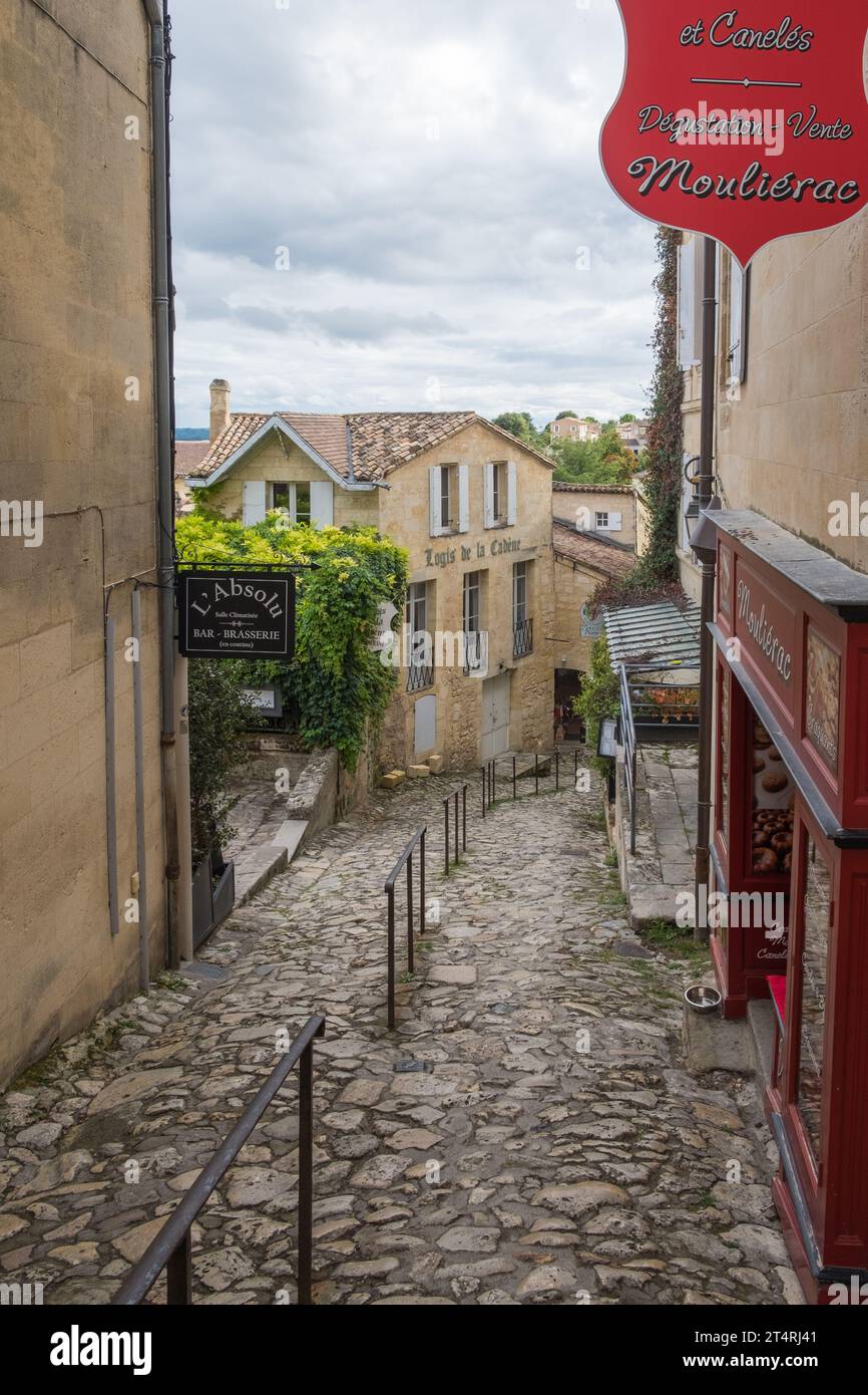 Narrow street in the pretty village of Saint Emilion in Bordeaux ...
