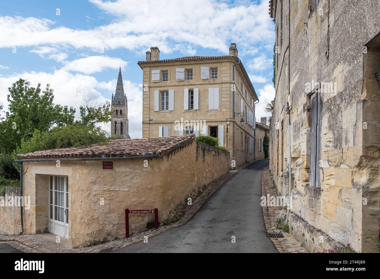 Narrow street in the pretty village of Saint Emilion in Bordeaux ...