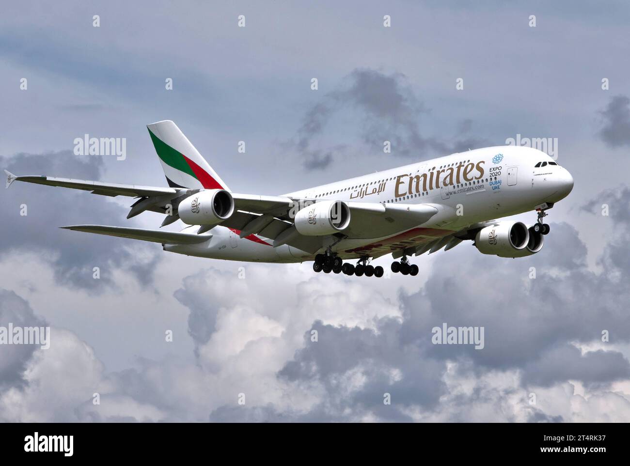 Emirates fluggesellschaft airbus a380 hi-res stock photography and ...