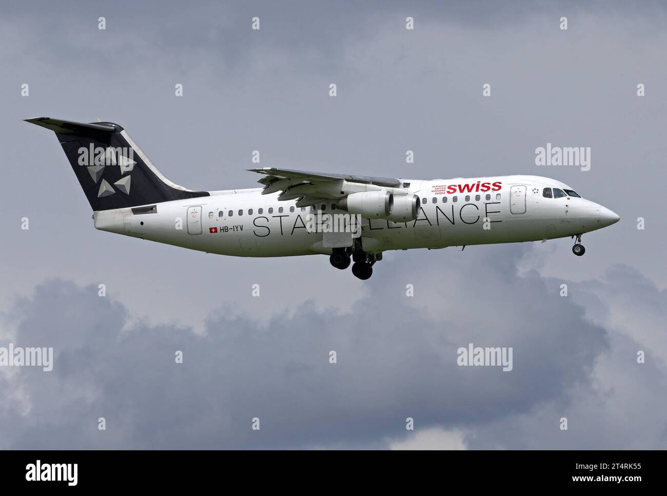 Ein Passagierflugzeug der Schweizer Fluggesellschaft Swiss vom Typ BAE ...