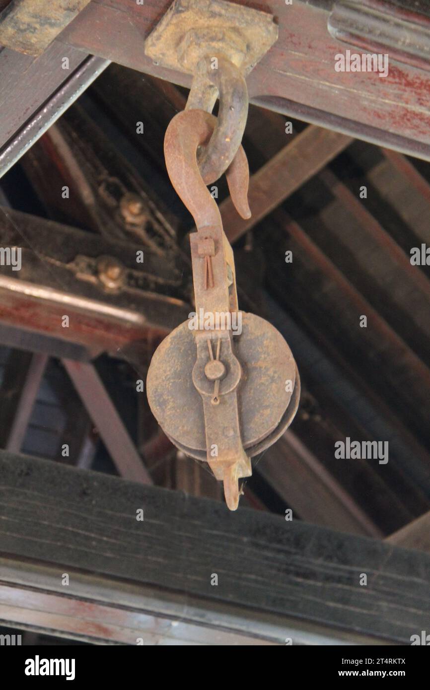 Ceiling pulley hi-res stock photography and images - Alamy