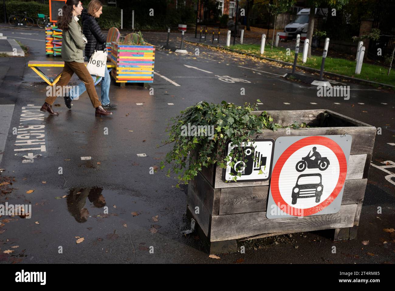 Cycling on traffic free road roads hi-res stock photography and images ...