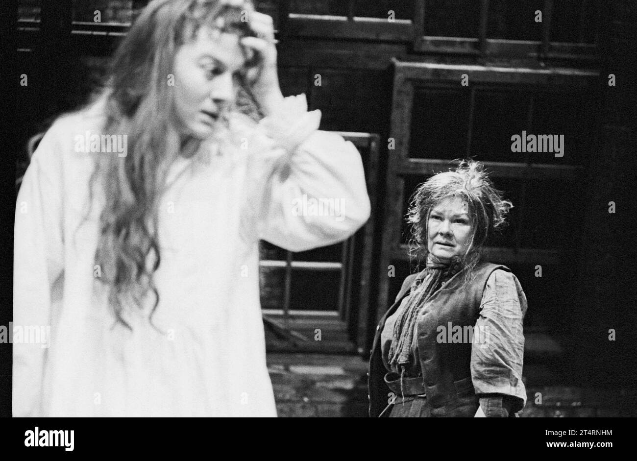l-r: Niamh Cusack (Nora Clitheroe), Judi Dench (Bessie Burgess) in THE ...