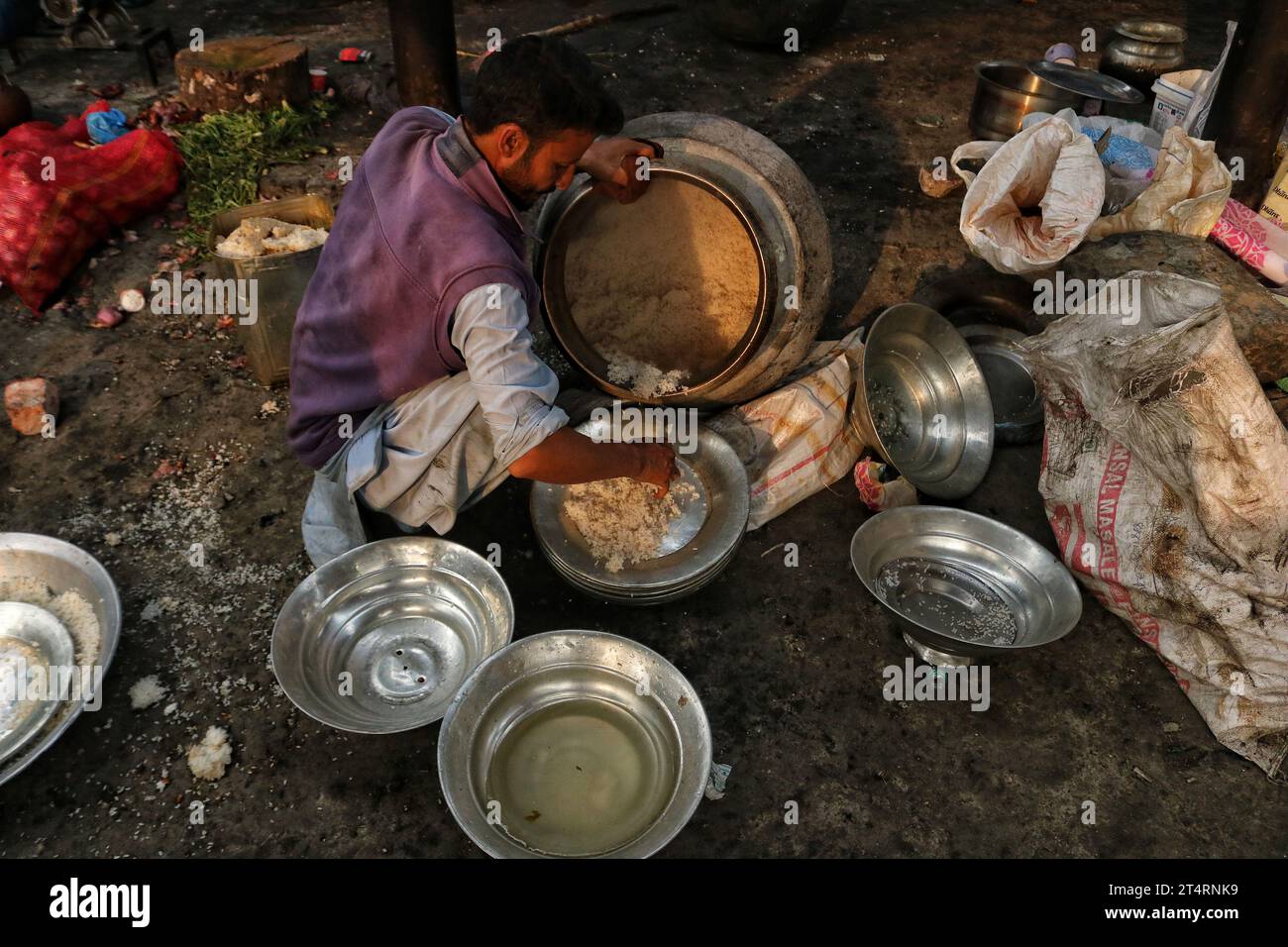 Srinagar Kashmir, India. 01st Nov, 2023. Waza Or Chef prepares a Trami ...