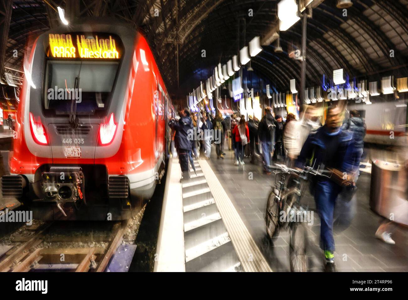 Frankfurter hauptbahnhof hi-res stock photography and images - Alamy