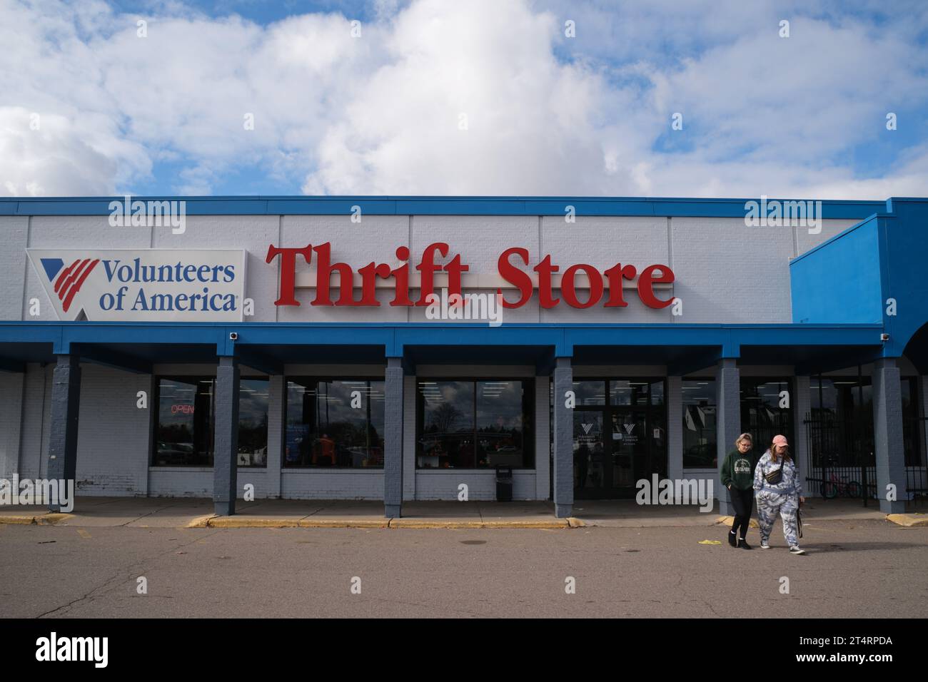 Thrift store hi-res stock photography and images - Alamy