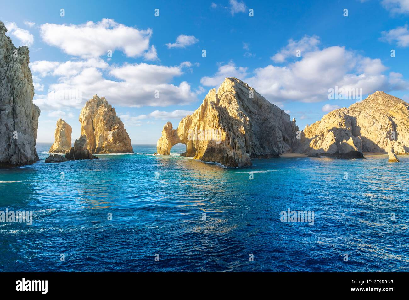 Sunlight highlights the famous El Arco Arch at the Land's End granite ...