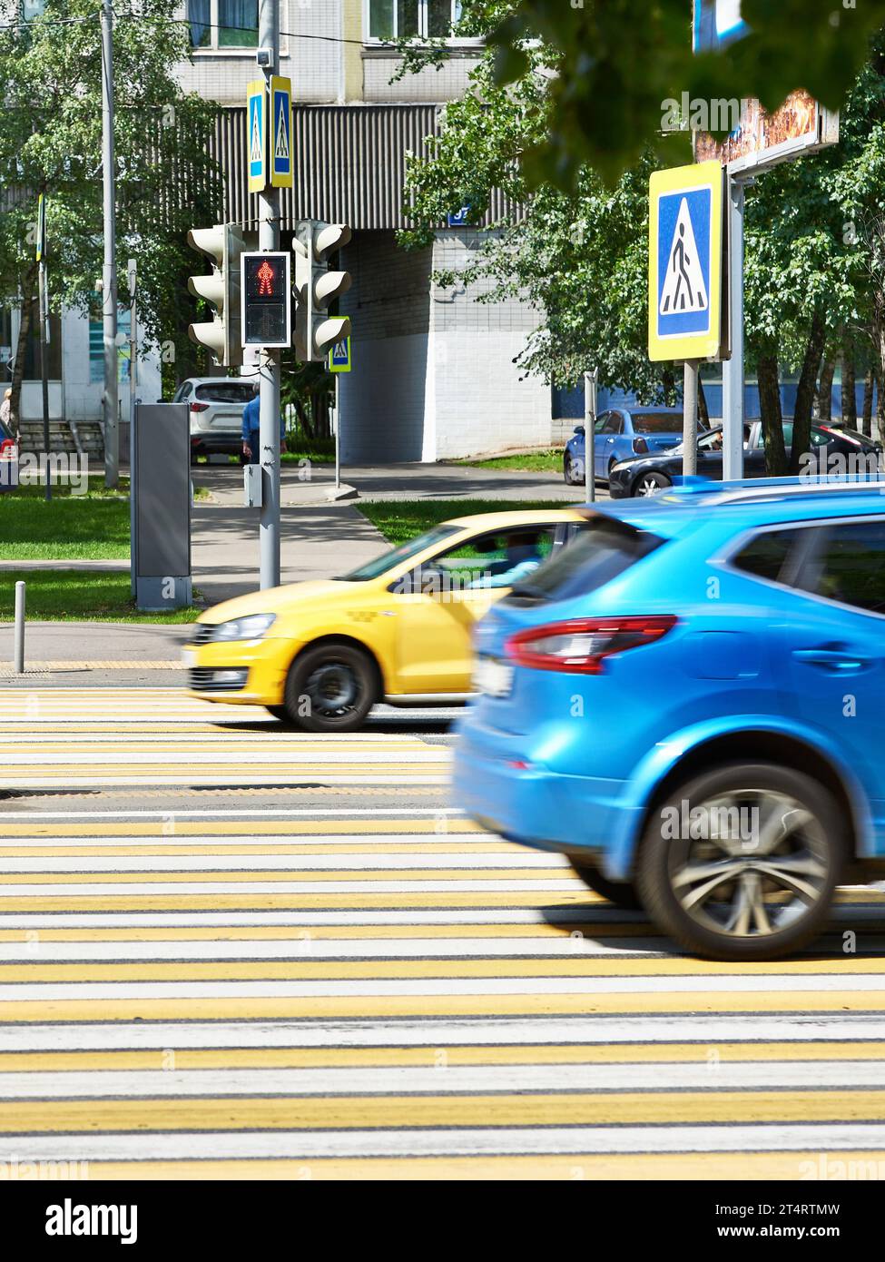 Pedestrian cross cars hi-res stock photography and images - Alamy