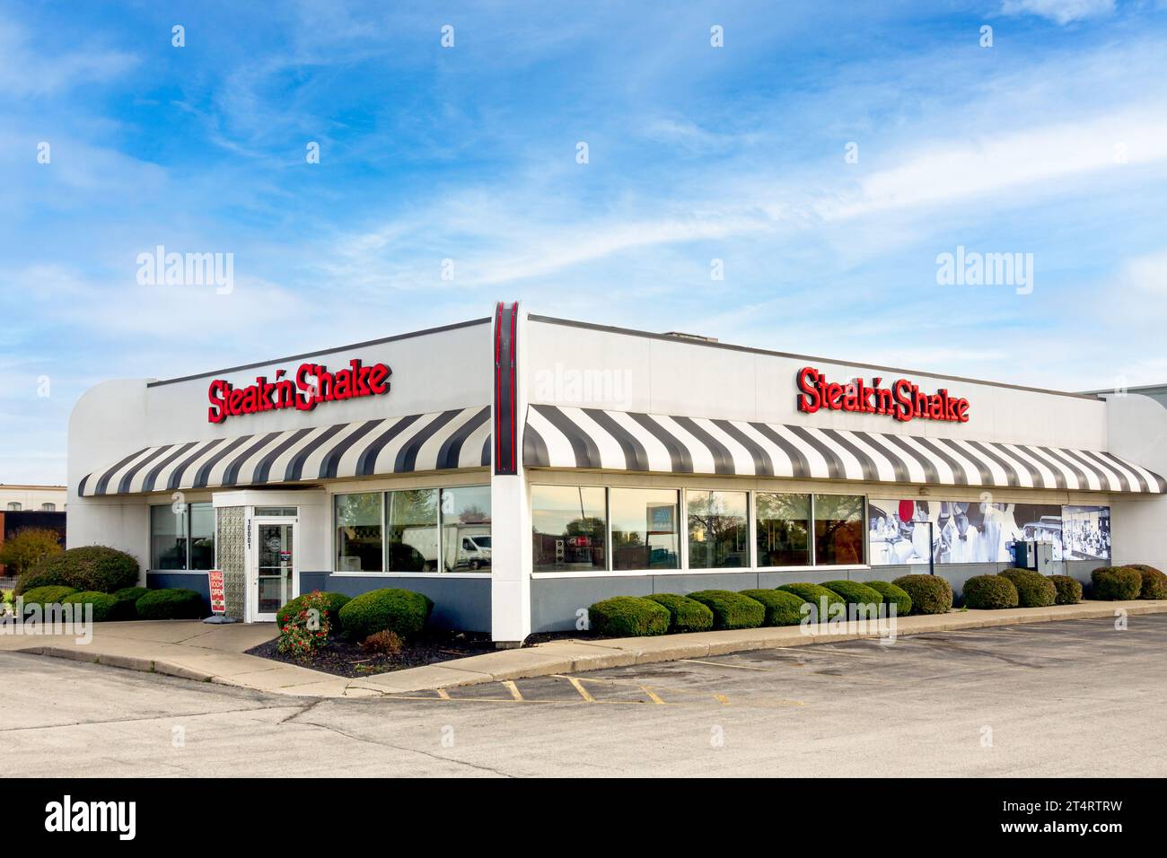 NORMAL, IL, USA - OCTOBER 18, 2023: Steak and Shake resturaunt exterior ...