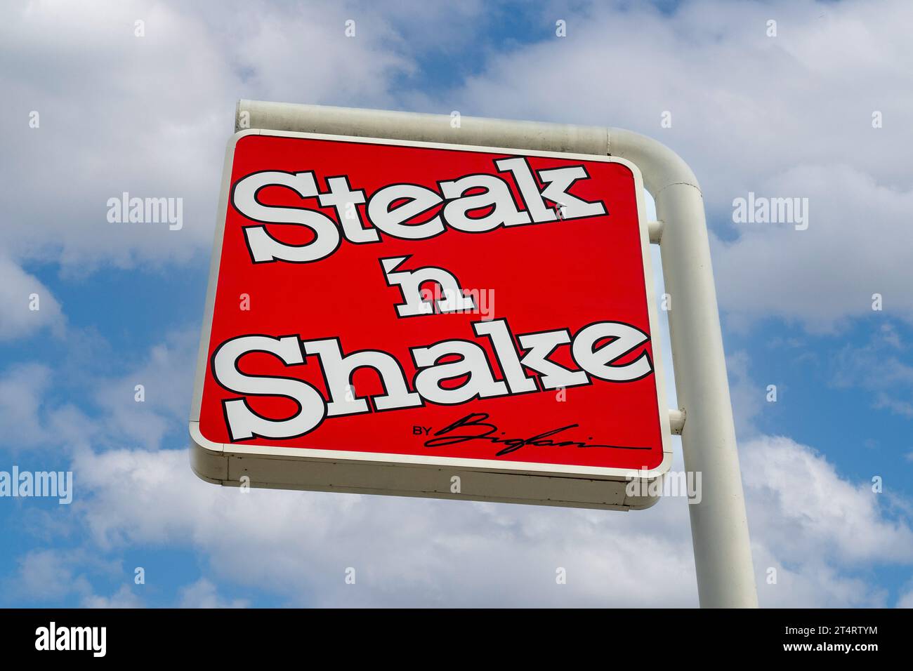 NORMAL, IL, USA - OCTOBER 18, 2023: Steak and Shake resturaunt exterior ...