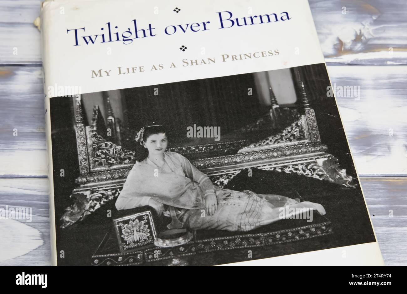 Twilight book cover hi-res stock photography and images - Alamy