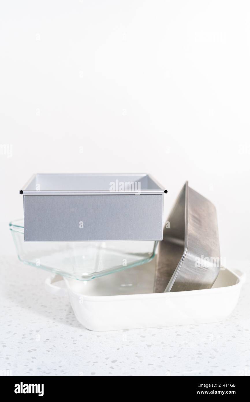 Ceramic square baking dish hi-res stock photography and images - Alamy