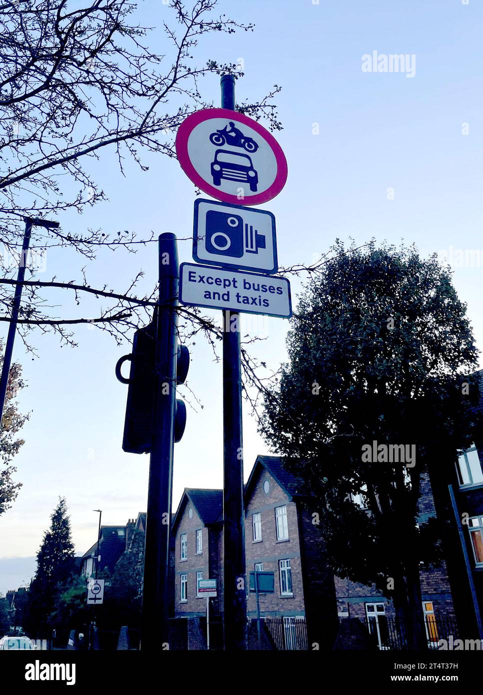 Low traffic neighbourhood sign hi-res stock photography and images - Alamy