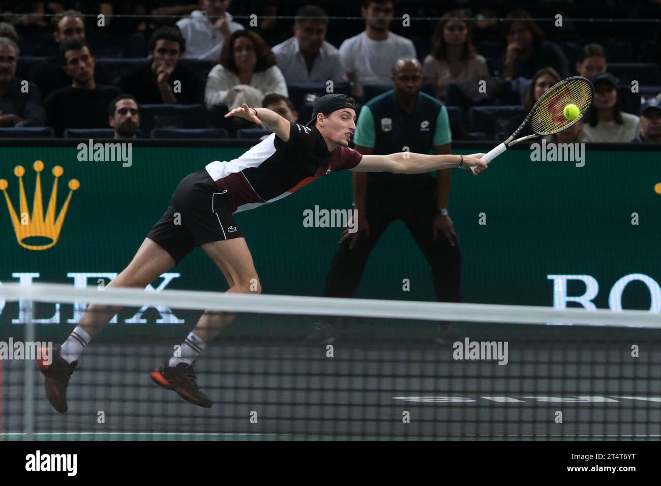 Paris, France. 1st Nov, 2023. French player UGO HUMBERT returns the ball to German player ...