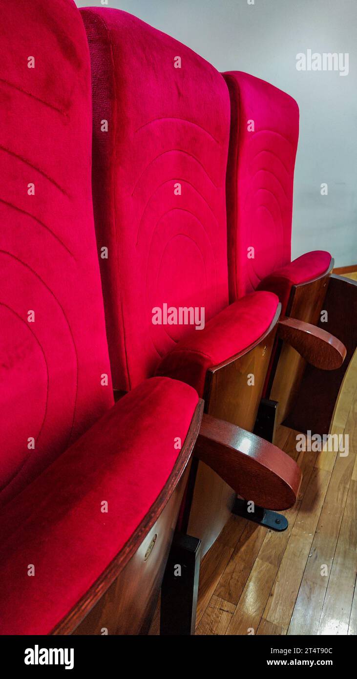 Theater actors audience applause hi-res stock photography and images ...