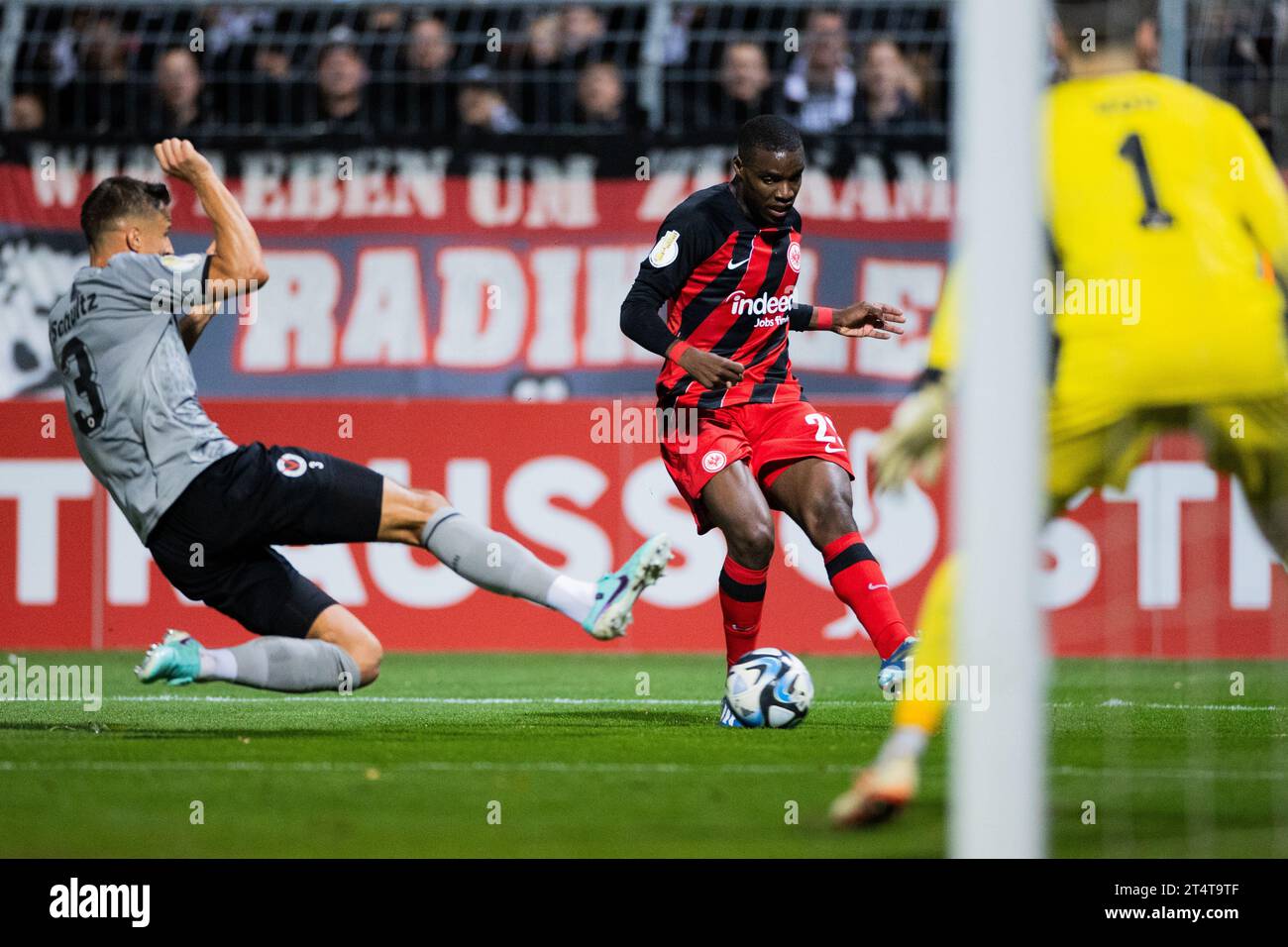 Cologne, Germany. 01st Nov, 2023. Soccer: DFB Cup, Viktoria Cologne ...