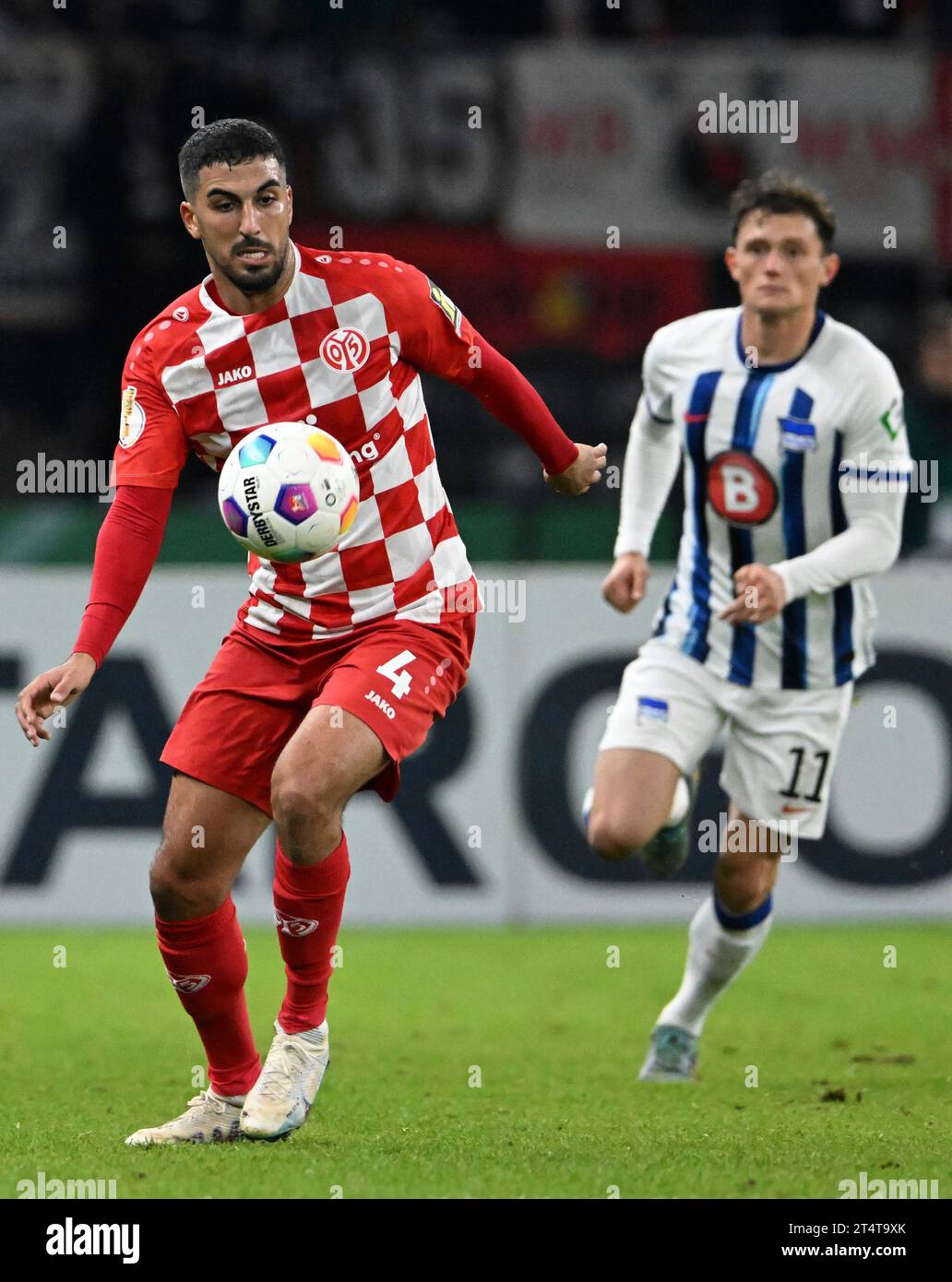 Mainz's Aymen Barkok, left, against Hertha's Fabian Reese during their ...