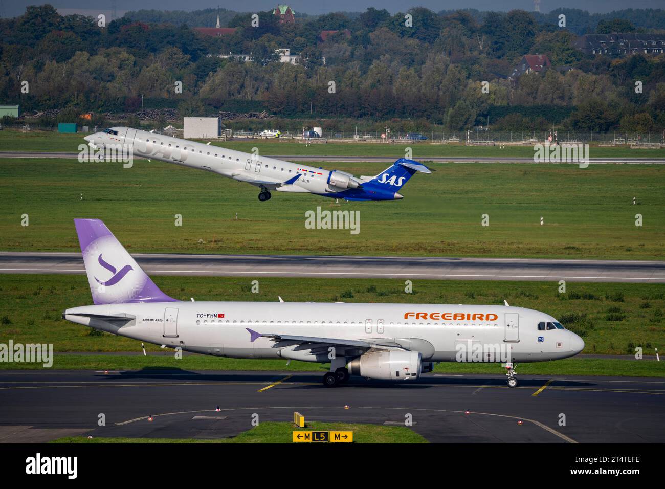 Flughafen Düsseldorf, SAS Skandinavien Bombardier CRJ-900 beim Start ...