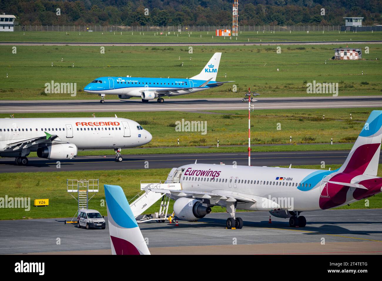 Flughafen Düsseldorf, KLM Cityhopper, Embraer ERJ-175 beim Start, Freebird Airbus A320 auf dem ...
