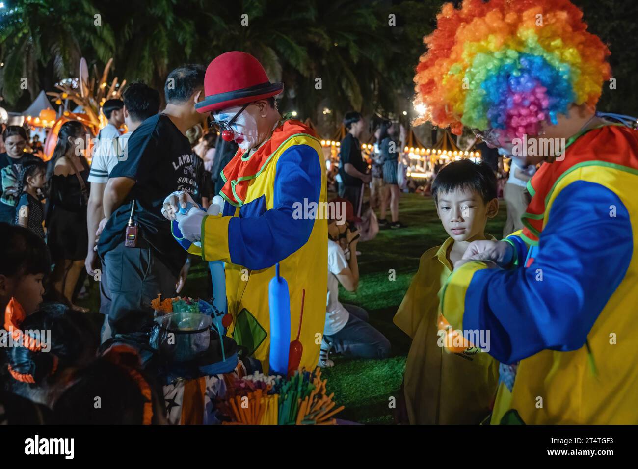 Bangkok, Thailand. 31st Oct, 2023. Clowns offer balloons to the kids ...