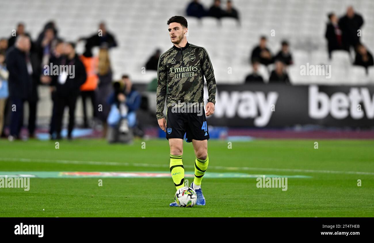 London, UK. 1st Nov, 2023. Declan Rice (Arsenal, centre) in the warm up ...