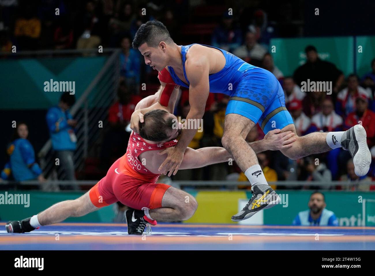 Zane Richards of the United States, left, competes with Colombia's ...
