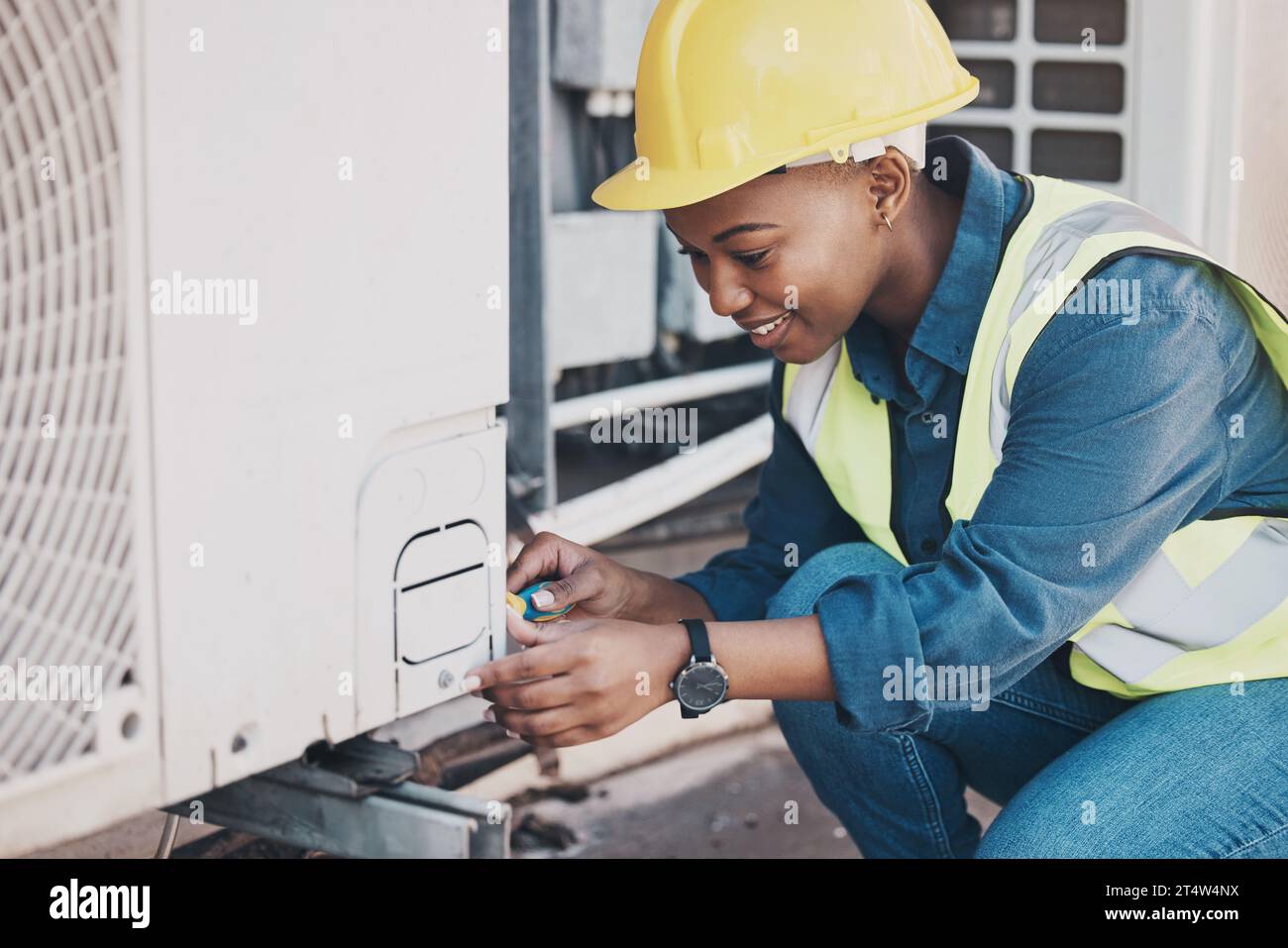 Female engineer installing air hi-res stock photography and images - Alamy