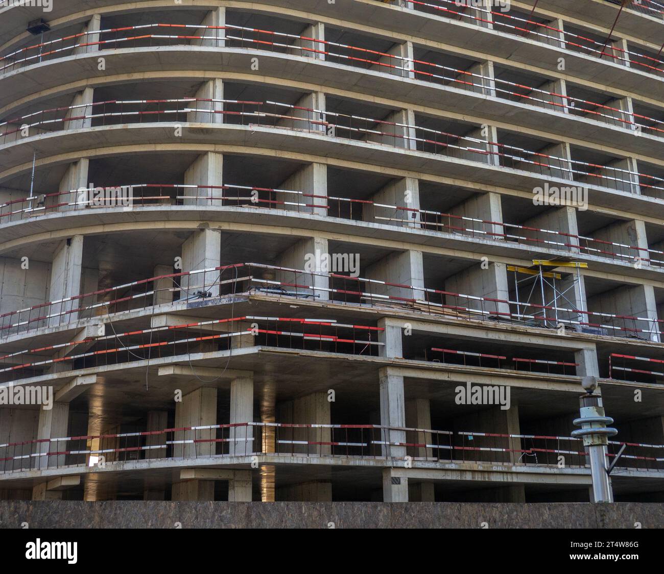 Construction of a modern high-rise building. Sides on the floors ...