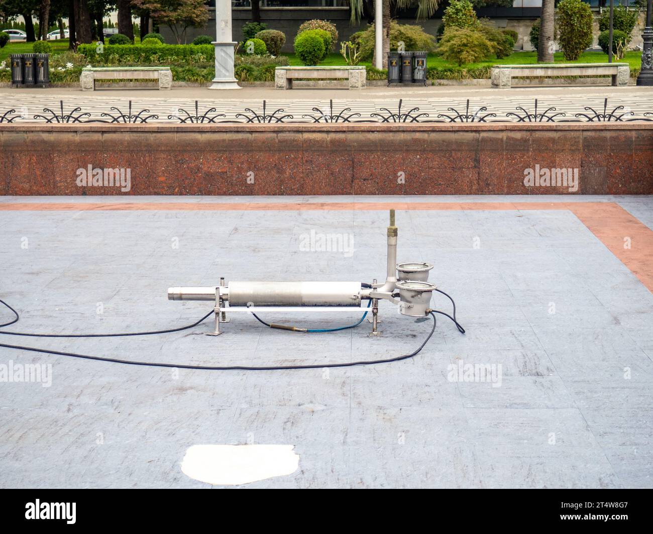 Empty fountain hi-res stock photography and images - Alamy