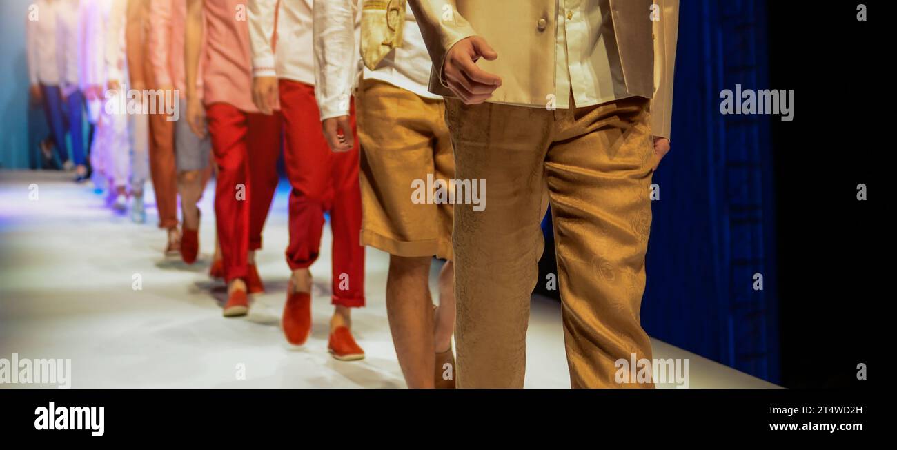 Fashion show group models walking hi-res stock photography and images ...