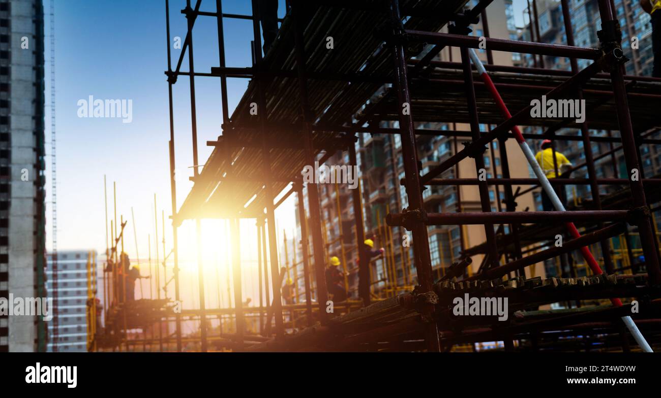 Workers working on scaffolding hi-res stock photography and images - Alamy