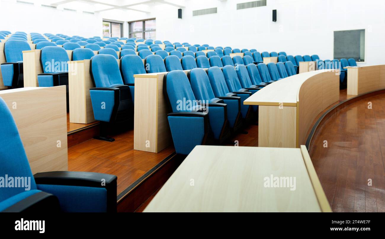Empty college lecture hall with row of chairs Stock Photo - Alamy