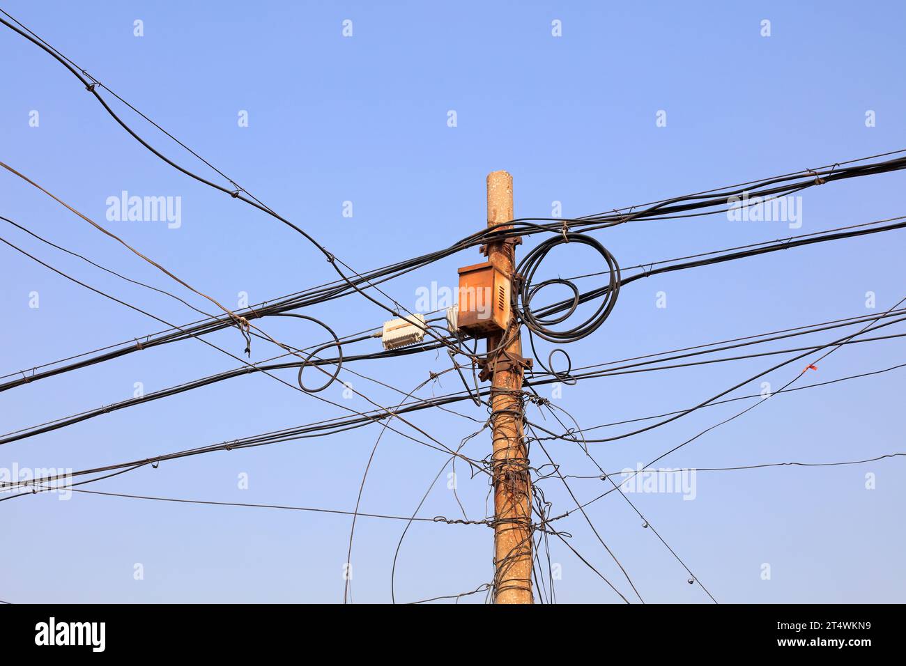 Jumble wires hi-res stock photography and images - Alamy