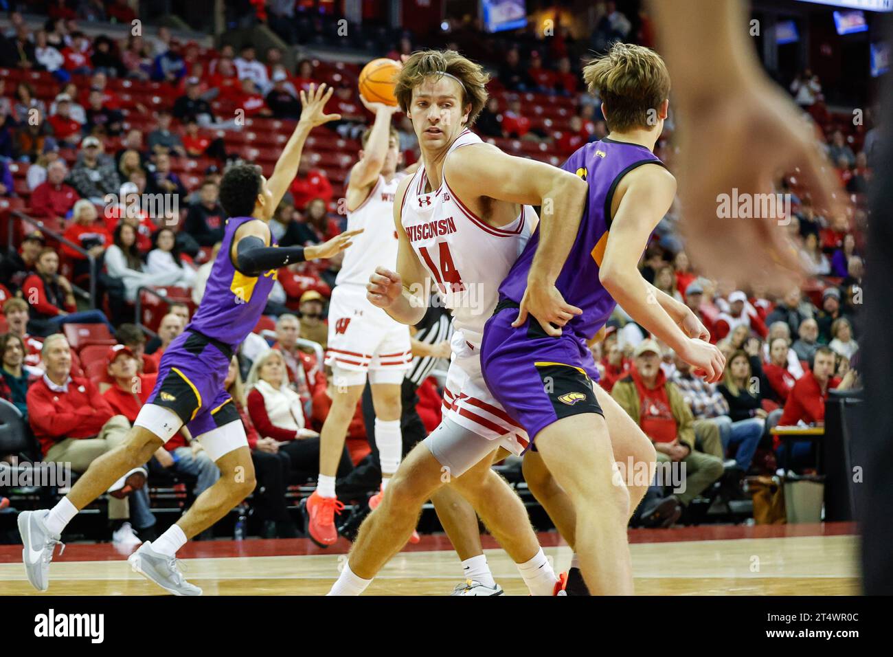 Madison, WI, USA. 1st Nov, 2023. Wisconsin Badgers forward Carter ...