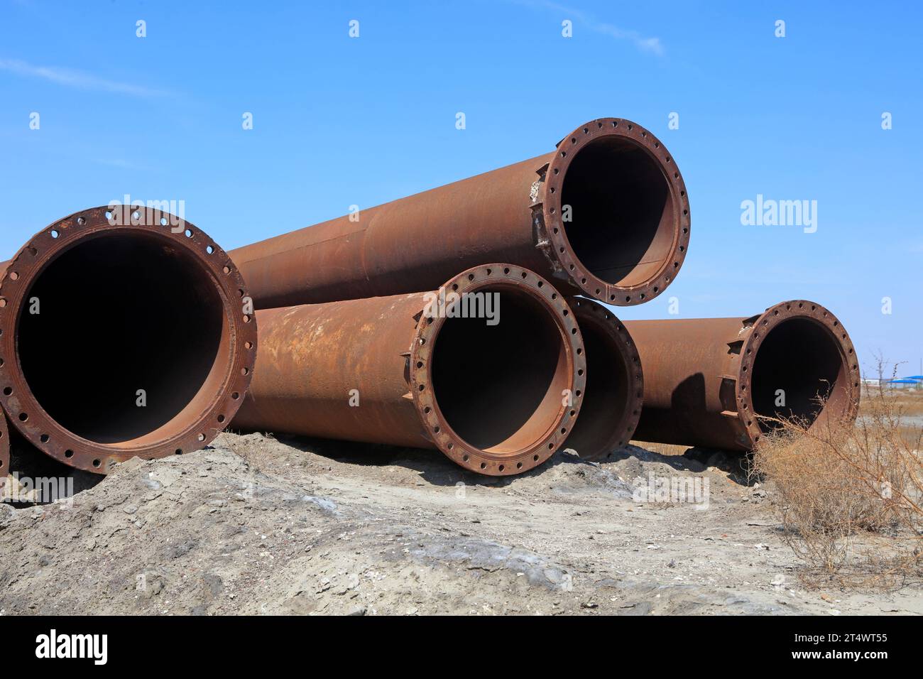 Dredging steel pipe piles in the open air Stock Photo - Alamy