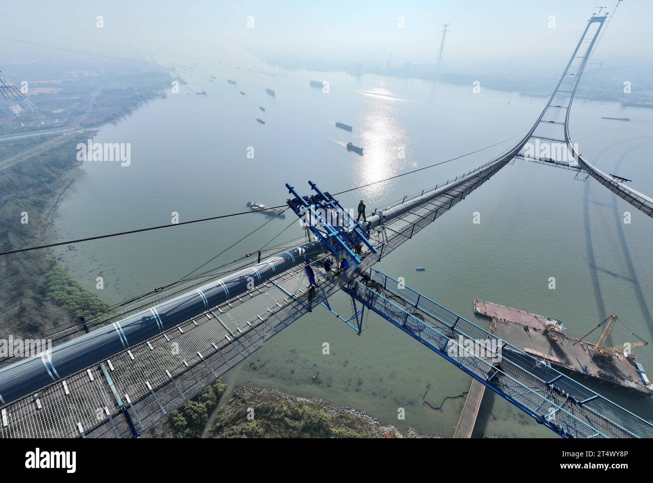 Aerial photo shows the Longtan Yangtze River Bridge under construction ...