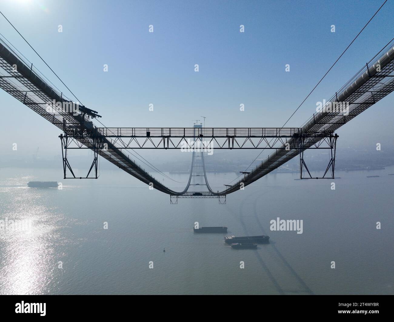 Aerial photo shows the Longtan Yangtze River Bridge under construction ...