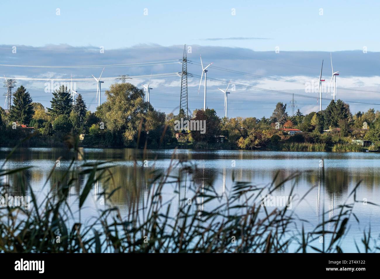 Windkraftanlagen mit Windkrafträdern und Überlandleitungen am Ufer des ...