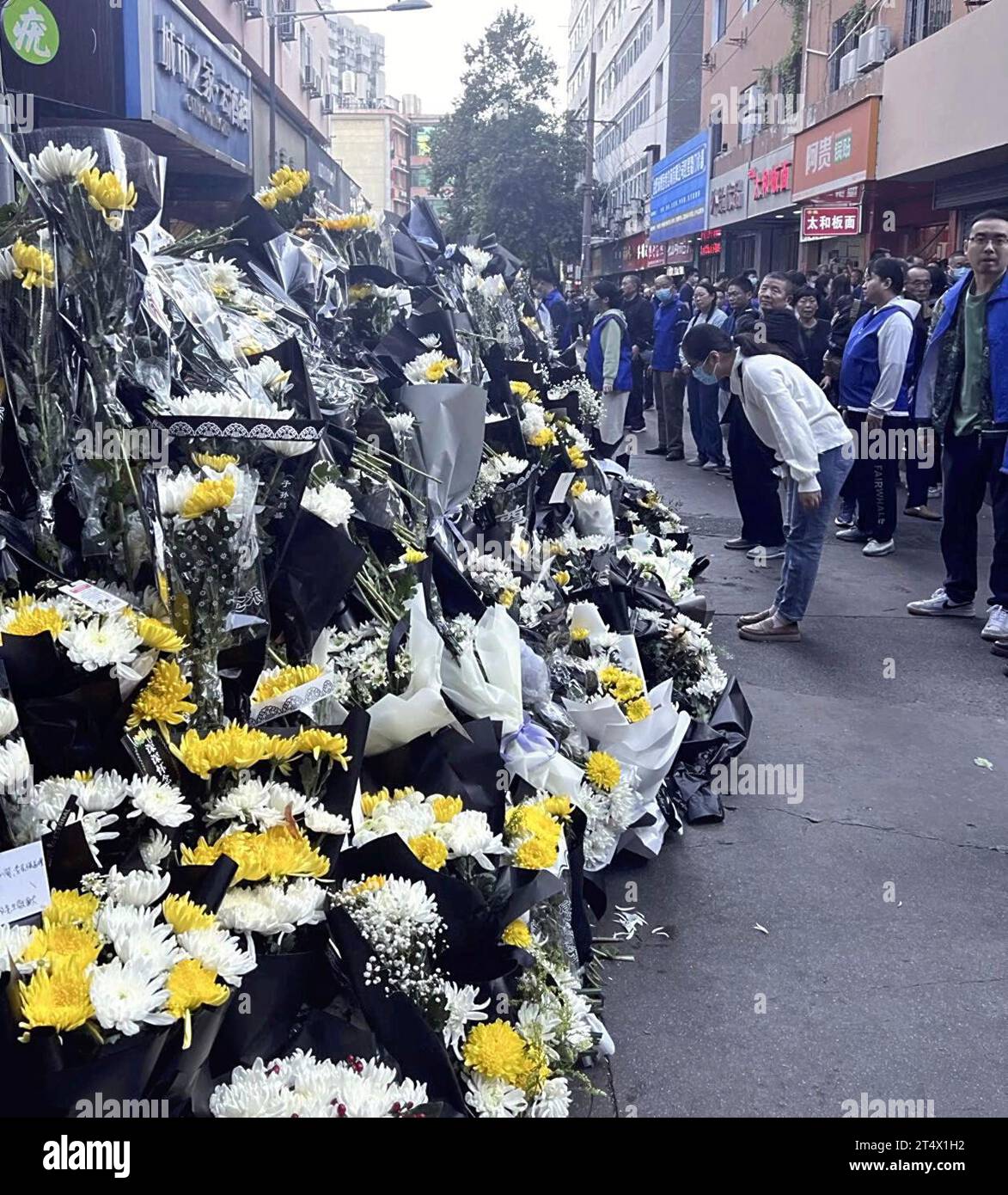 People offer flowers and prayers for former Chinese Premier Li Keqiang ...