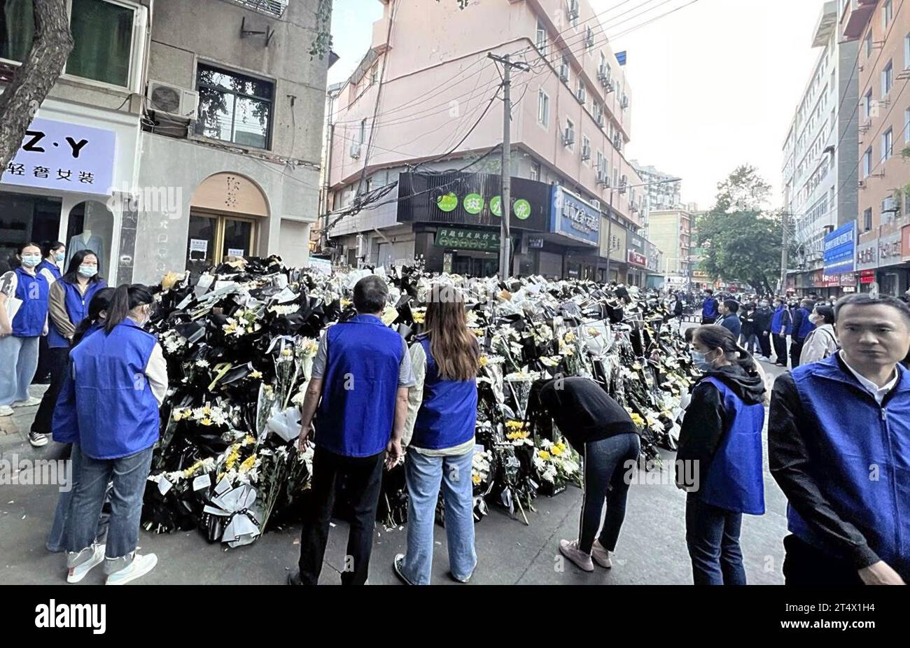 People offer flowers and prayers for former Chinese Premier Li Keqiang ...
