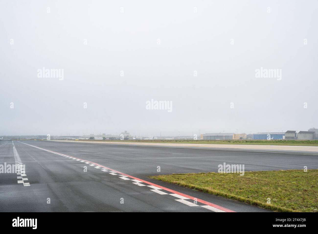 Leere startbahn hi-res stock photography and images - Alamy